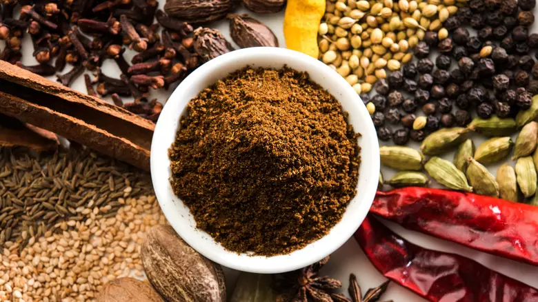 Garam masala em pó com especiarias inteiras