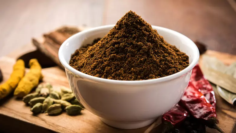 Garam masala com especiarias inteiras