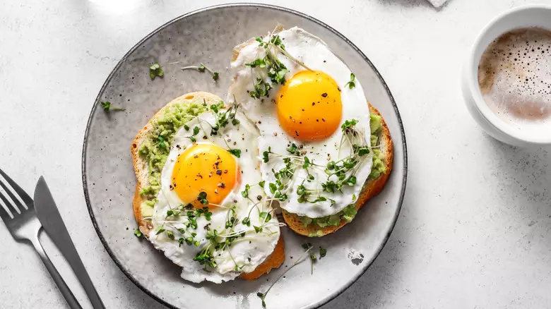 Pritong itlog sa toast