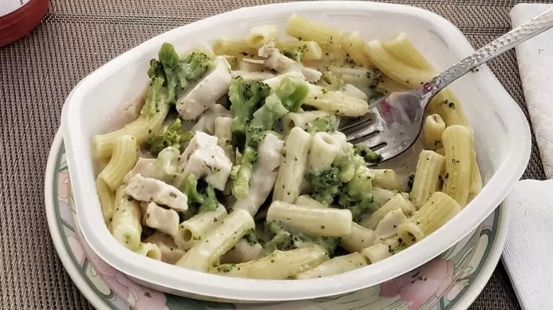 Lean Cuisine Alfredo Pasita pẹlu Adie & Broccoli tutunini ale