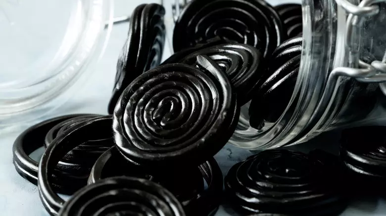 schwaarz licorice Séissegkeeten Spiralstécker