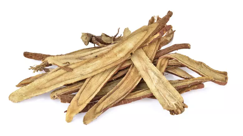 mgbọrọgwụ licorice na ndabere ọcha