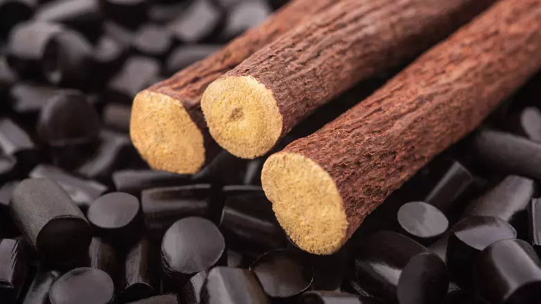 akar licorice menempel di atas permen licorice hitam