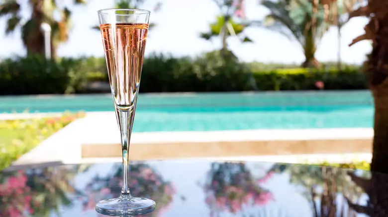 Glas Prosecco rosé ved en pool