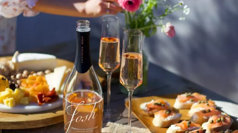 Canapes सह Prosecco rose