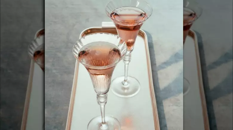 Čaše Prosecco rosé na poslužavniku