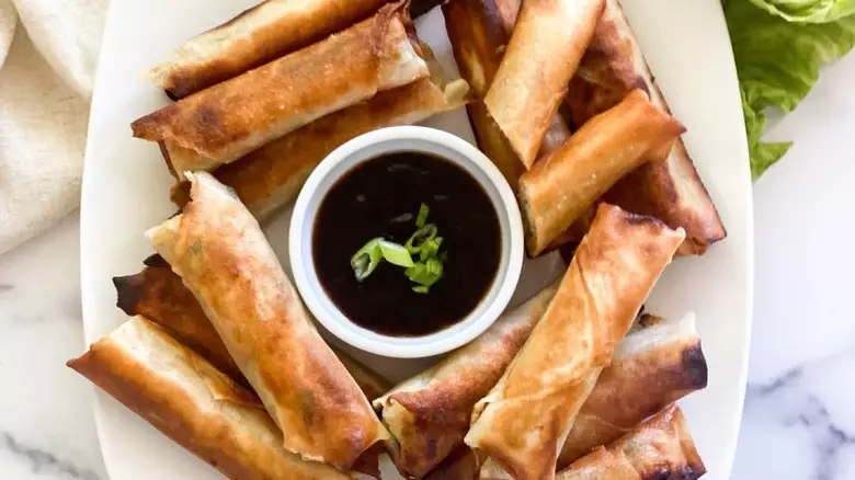 tərəvəz lumpia daldırma sousu ilə verilir