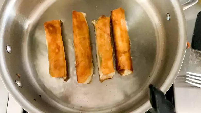 lumpia ត្រូវបានចៀនក្នុងខ្ទះ