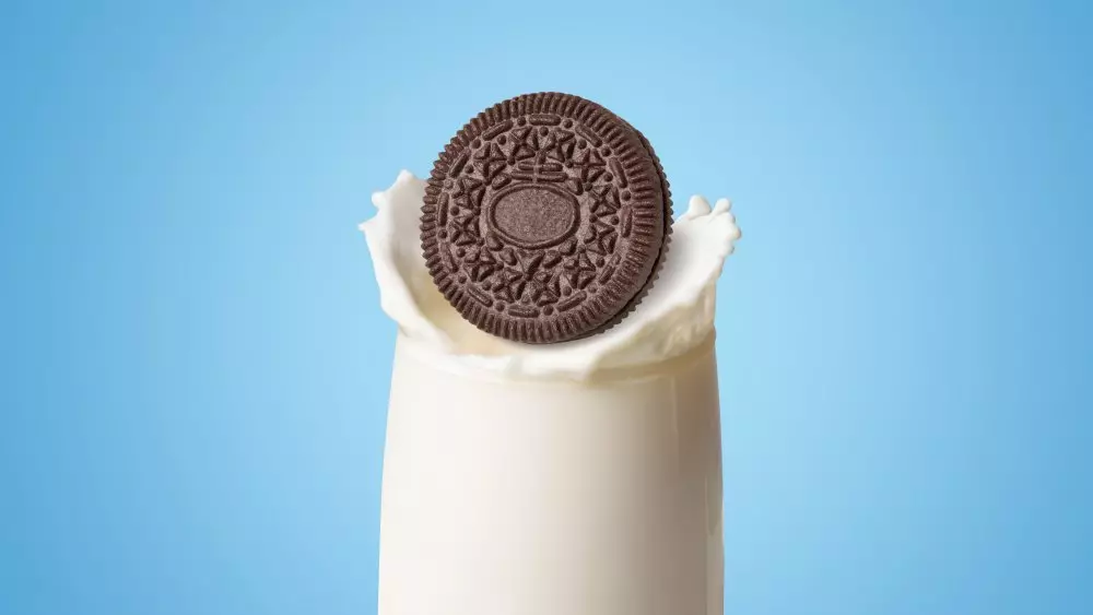 Oreo کير جي گلاس ۾ گرڻ