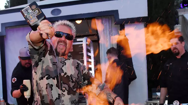 Guy Fieri kook oor vuur.