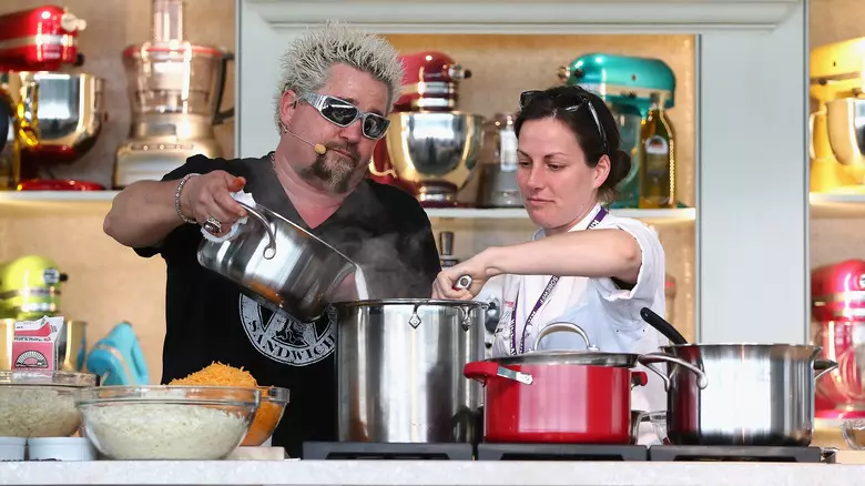 Guy Fieri dumpen en roeren koken