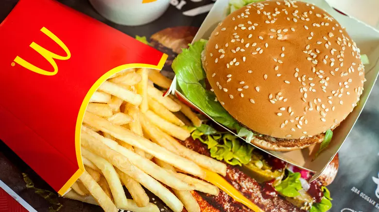 McDonald's pommes frites og burger