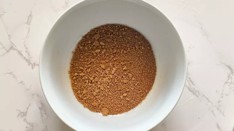 Zmiešaná škorica s hnedým cukrom a rascou