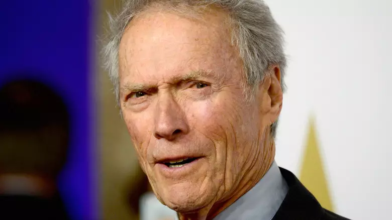 Clint Eastwood puku yllään