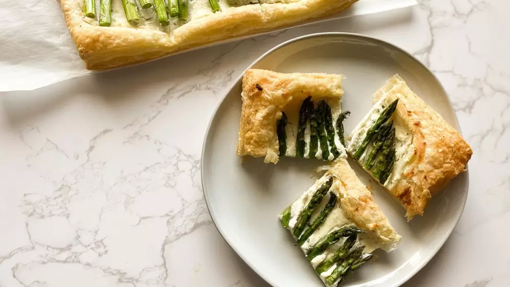 asparagus tart جي خدمت ڪئي