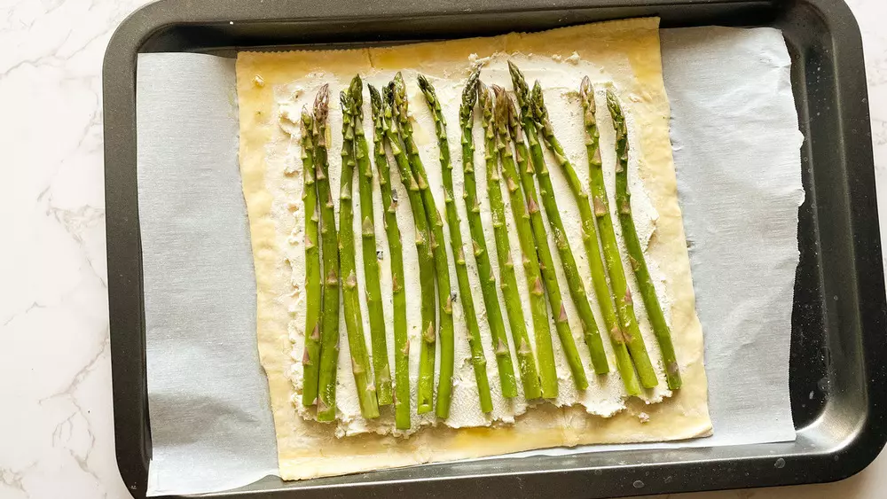 asparagus tart ត្រៀមខ្លួនជាស្រេចសម្រាប់ oven នេះ។