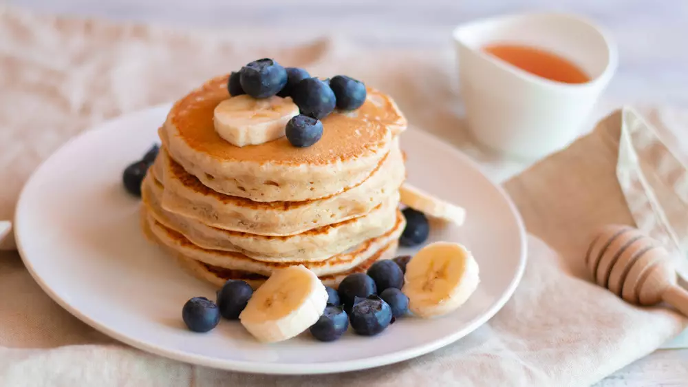 Pannekoek en vrugte op 'n bord