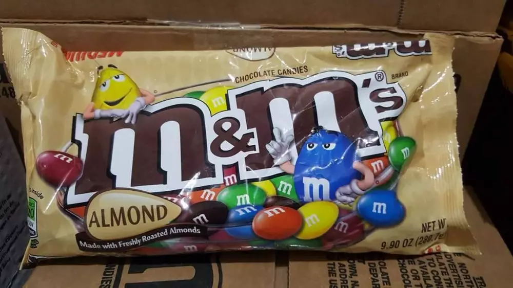 Laukku Almond M&M's -tuotteita