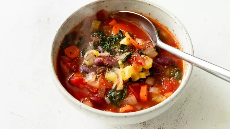 minestrone na sopas sa isang mangkok