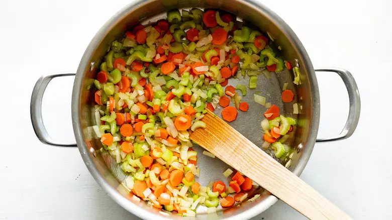 grönsaker i gryta för minestronesoppa