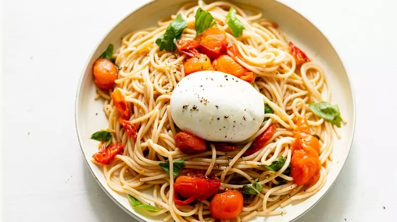 mì ống với cà chua và bánh burrata