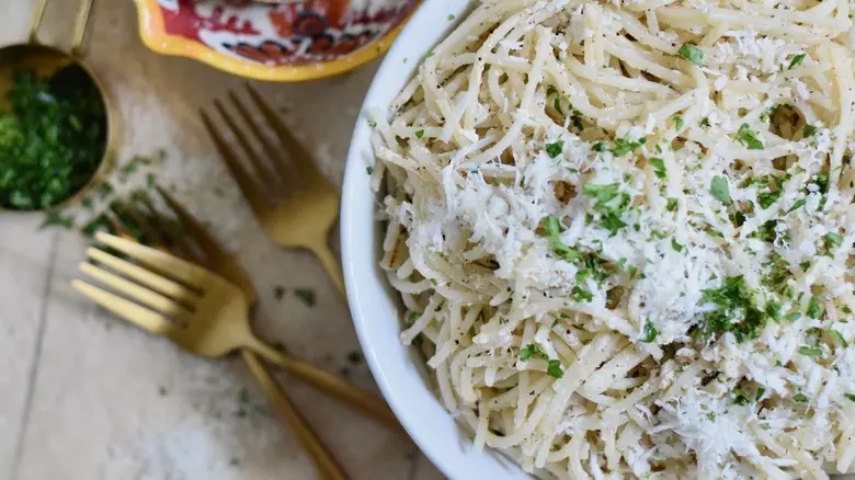 grutte kom brune bûter spaghetti