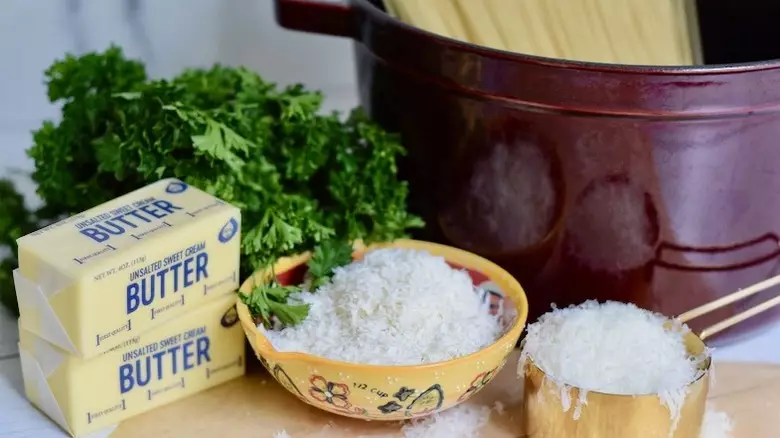 siagi, parsley, jibini na pasta kwenye sufuria