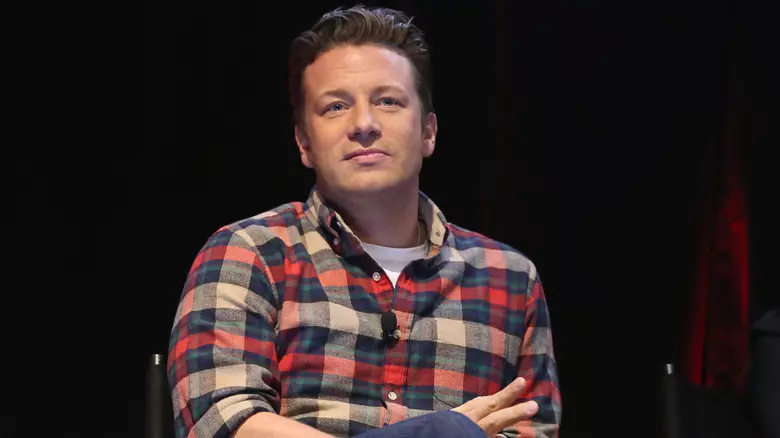 Jamie Oliver hovorí na podujatí