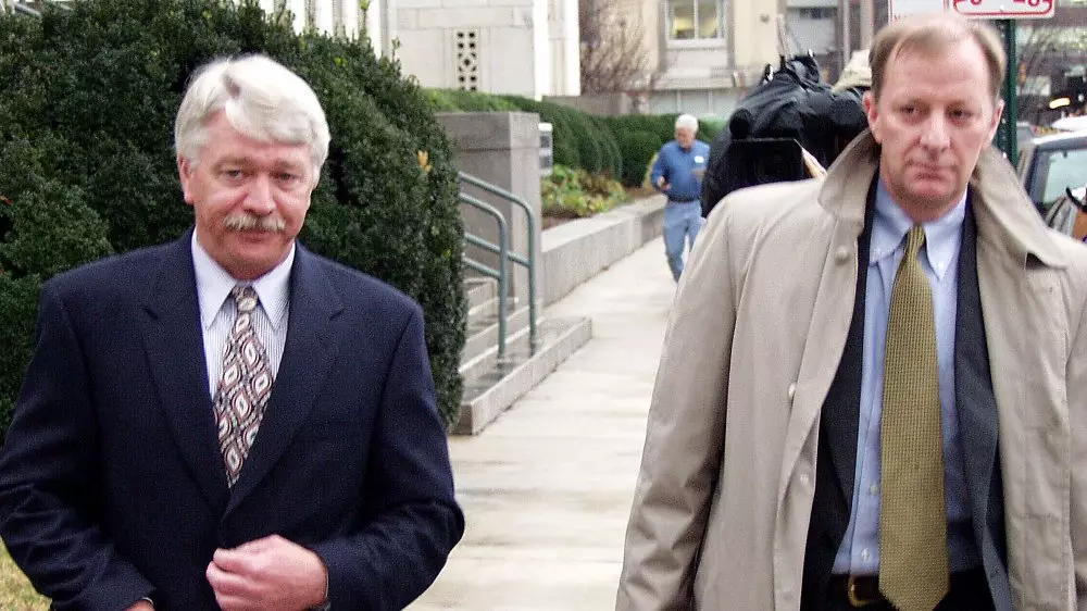 Tyson-direktør Robert Hash (L) og hans advokat forlader Federal Court Building i Chattanooga, TN, i 2002 efter at have nægtet sig skyldig i anklager om, at han brød forskellige immigrationslove.