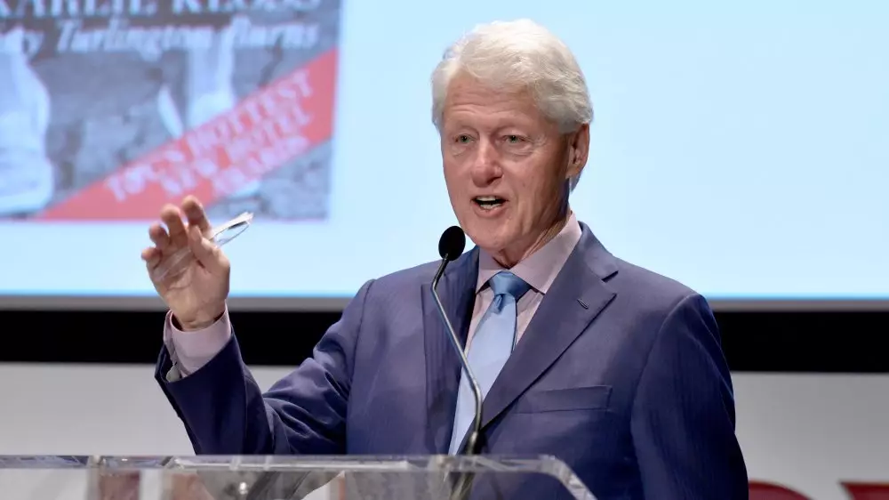 Bill Clinton bir konuşma yapıyor