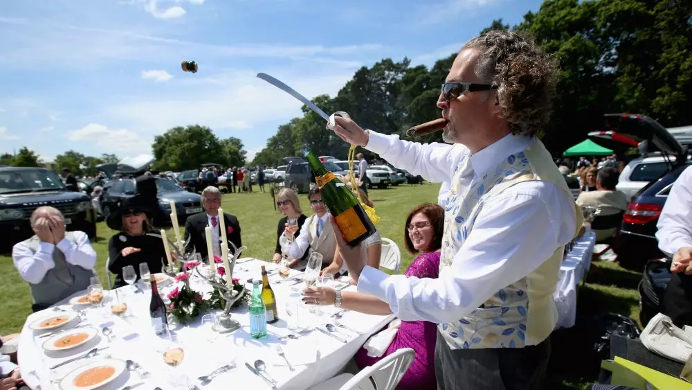 Sabering sa usa ka botelya sa champagne