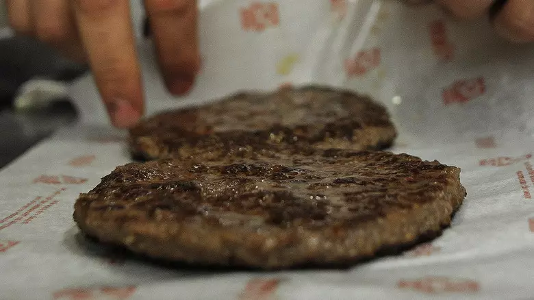 dvije pljeskavice s hamburgerima na žaru