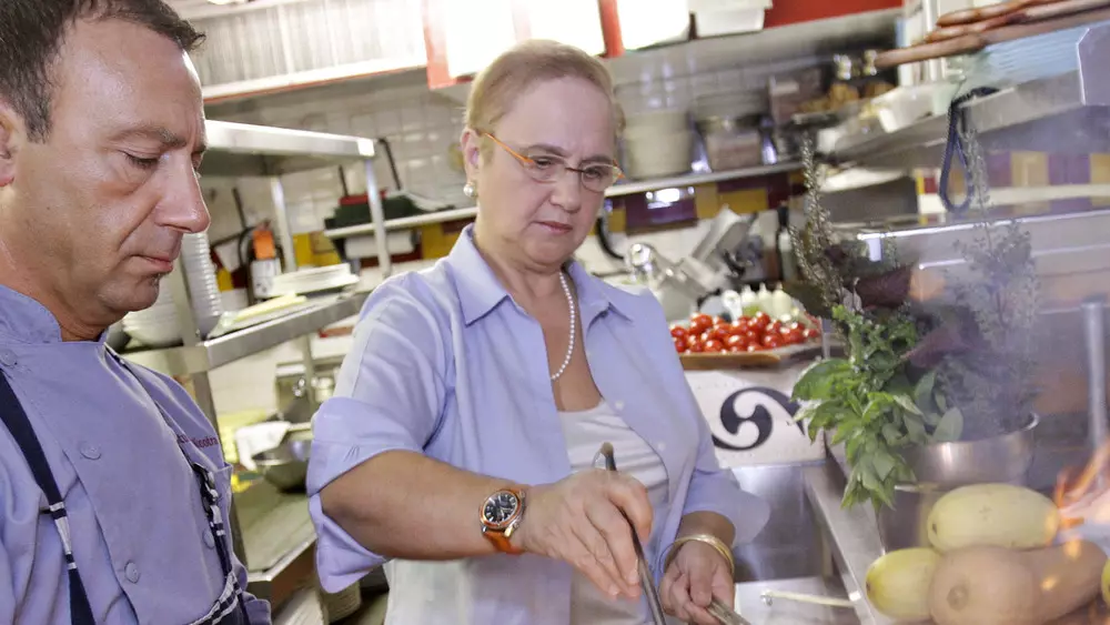 Lidia Bastianich cucina nel ristorante