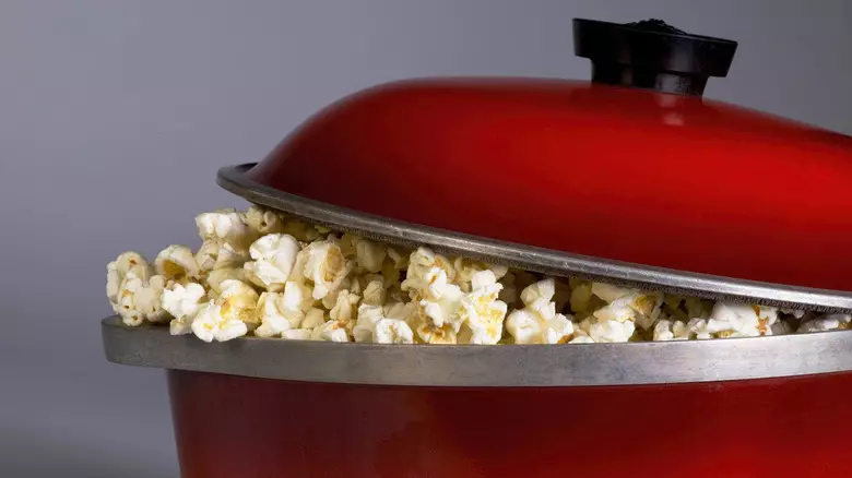 popcorn in una pentola