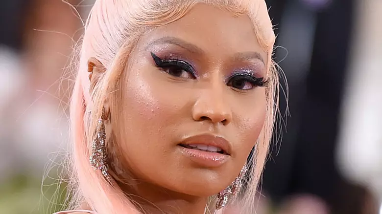 Nicki Minaj nrog cov plaub hau daj thiab eyeliner