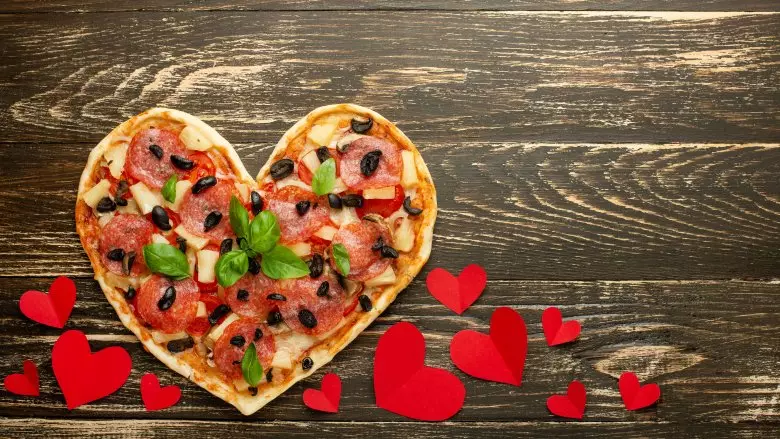 Heartürek şekilli pizza