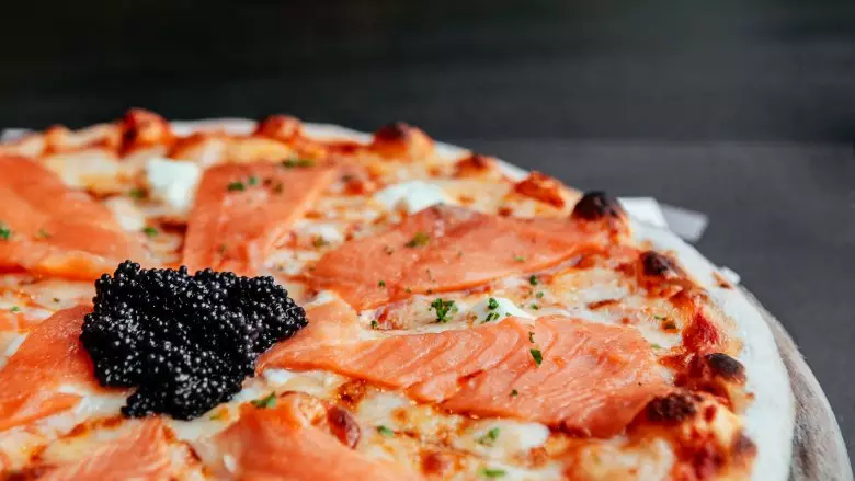 Pizza karo salmon lan caviar