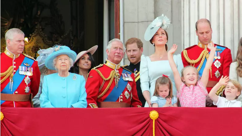 የንጉሣዊው ቤተሰብ በ Buckingham Palace በረንዳ ላይ