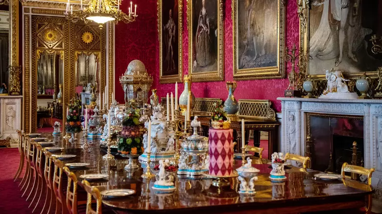 Decoración de té elegante nun comedor do palacio de Buckingham