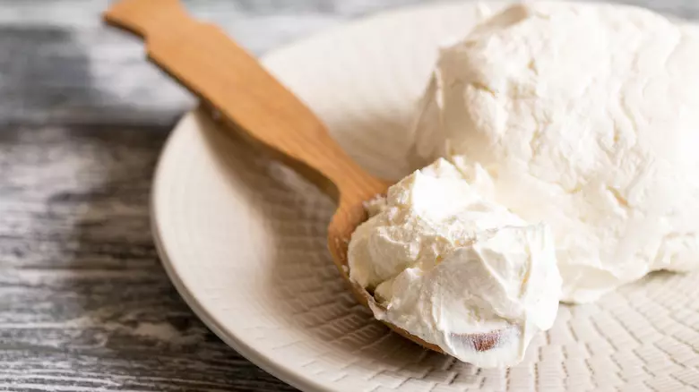 Mascarpone dan penyebar kayu di atas pinggan