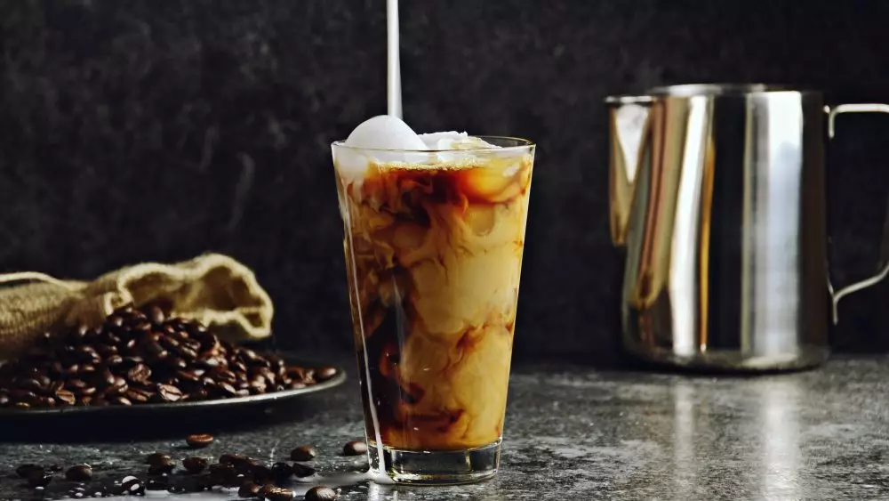 Nola egin Starbucks-en Iced Latte etxean