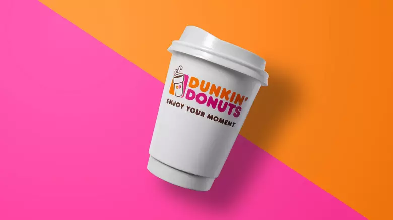 Dunkin' cup sa orange at pink na background