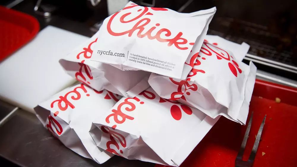 Hög med Chick-fil-A kycklingsmörgåsar