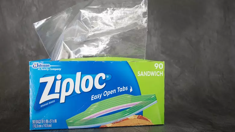 Пакет Ziploc торчит из коробки