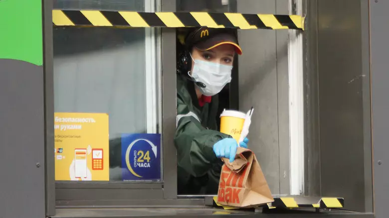 Funcionário do drive-thru do McDonald's com máscara facial
