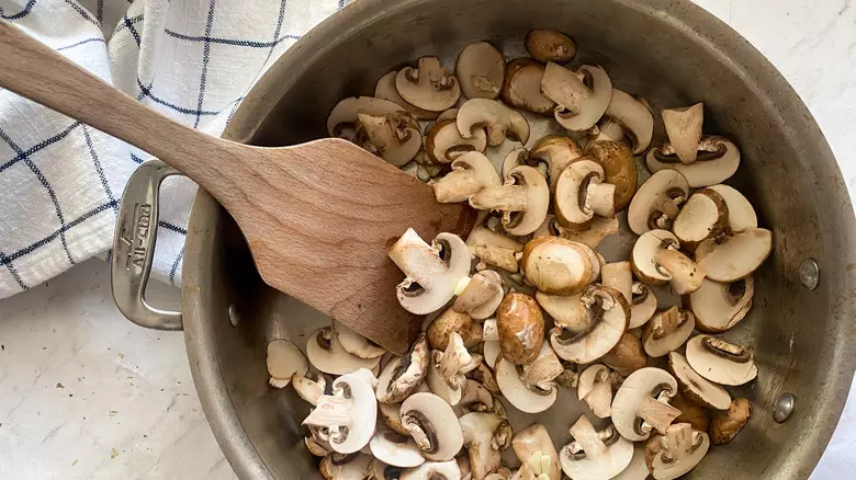 Pilze in einem tiefen Topf