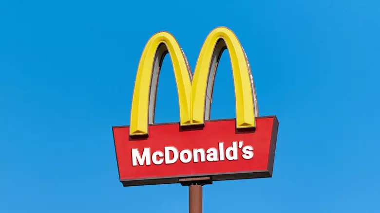 Żółte łuki McDonalda na tle błękitnego nieba