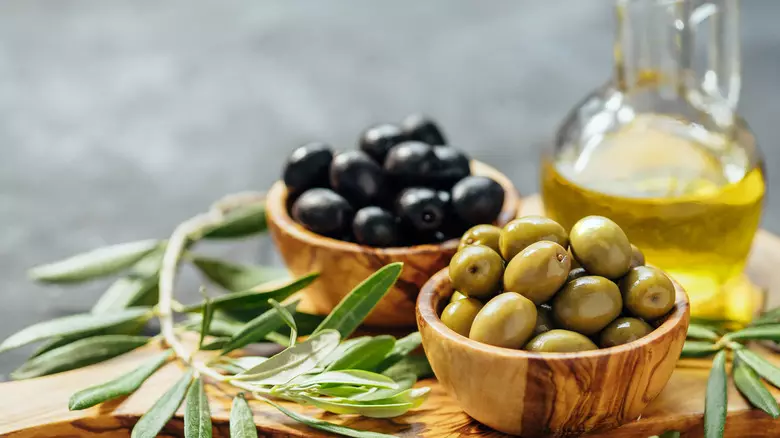 skåle oliven med olie