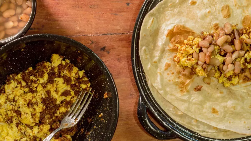 Miel Sonoran Tortillas mat Machaca, Eeër a Bounen / hominy