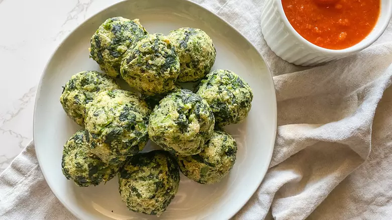 Boulettes d'épinards au parmesan avec sauce marinara